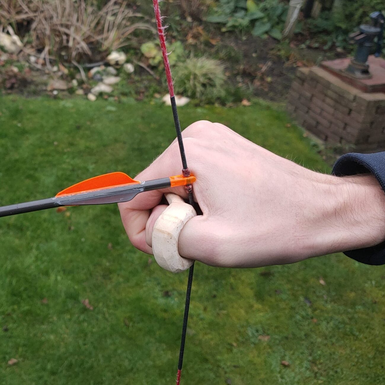 How to hold the bowstring - guide with pictures - ImproveYourArchery.com