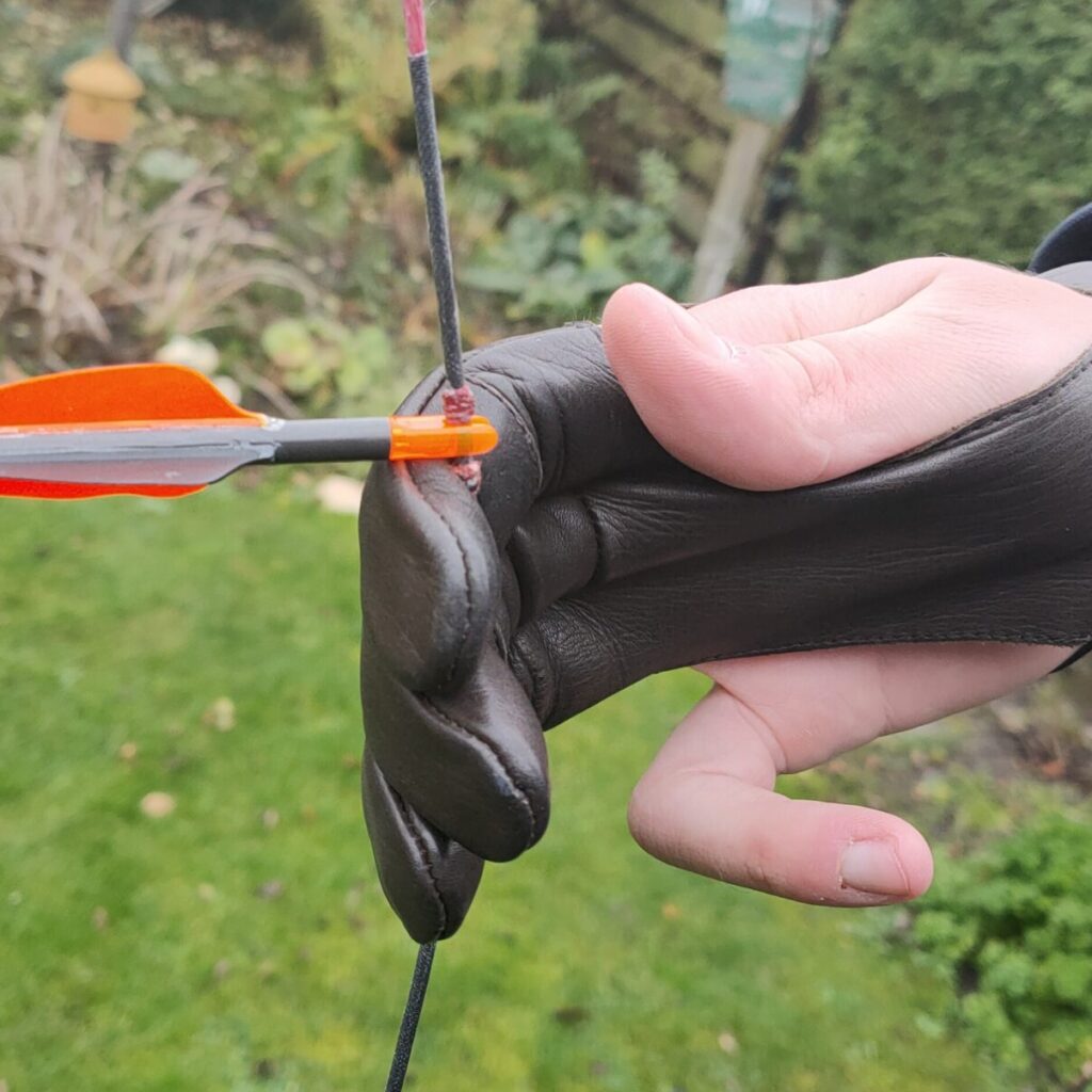 How to hold the bowstring - guide with pictures - ImproveYourArchery.com