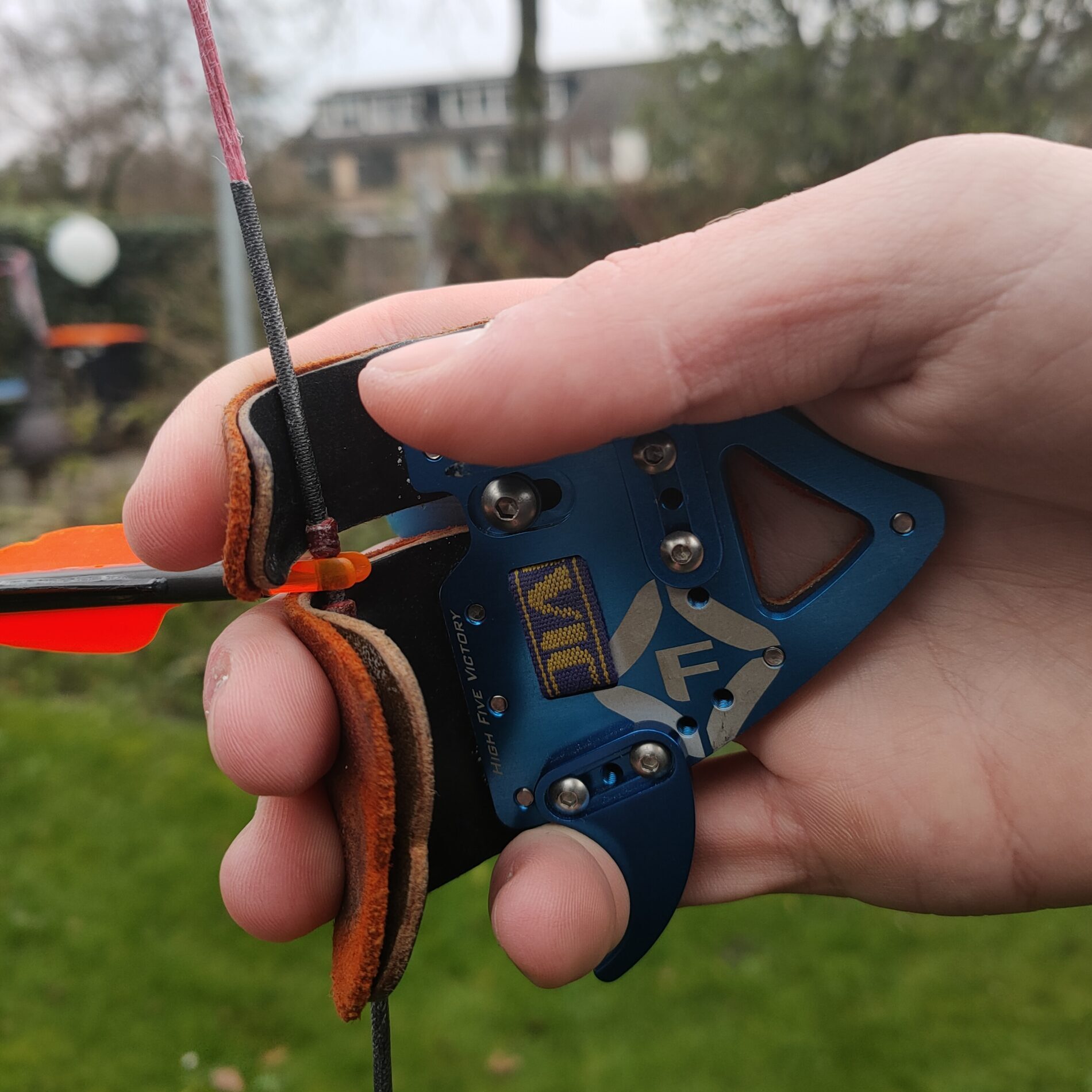 How to hold the bowstring - guide with pictures - ImproveYourArchery.com