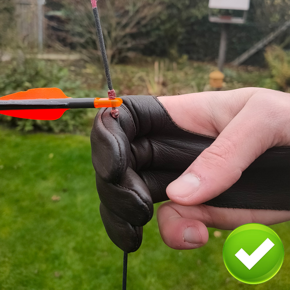 How to hold the bowstring - guide with pictures - ImproveYourArchery.com