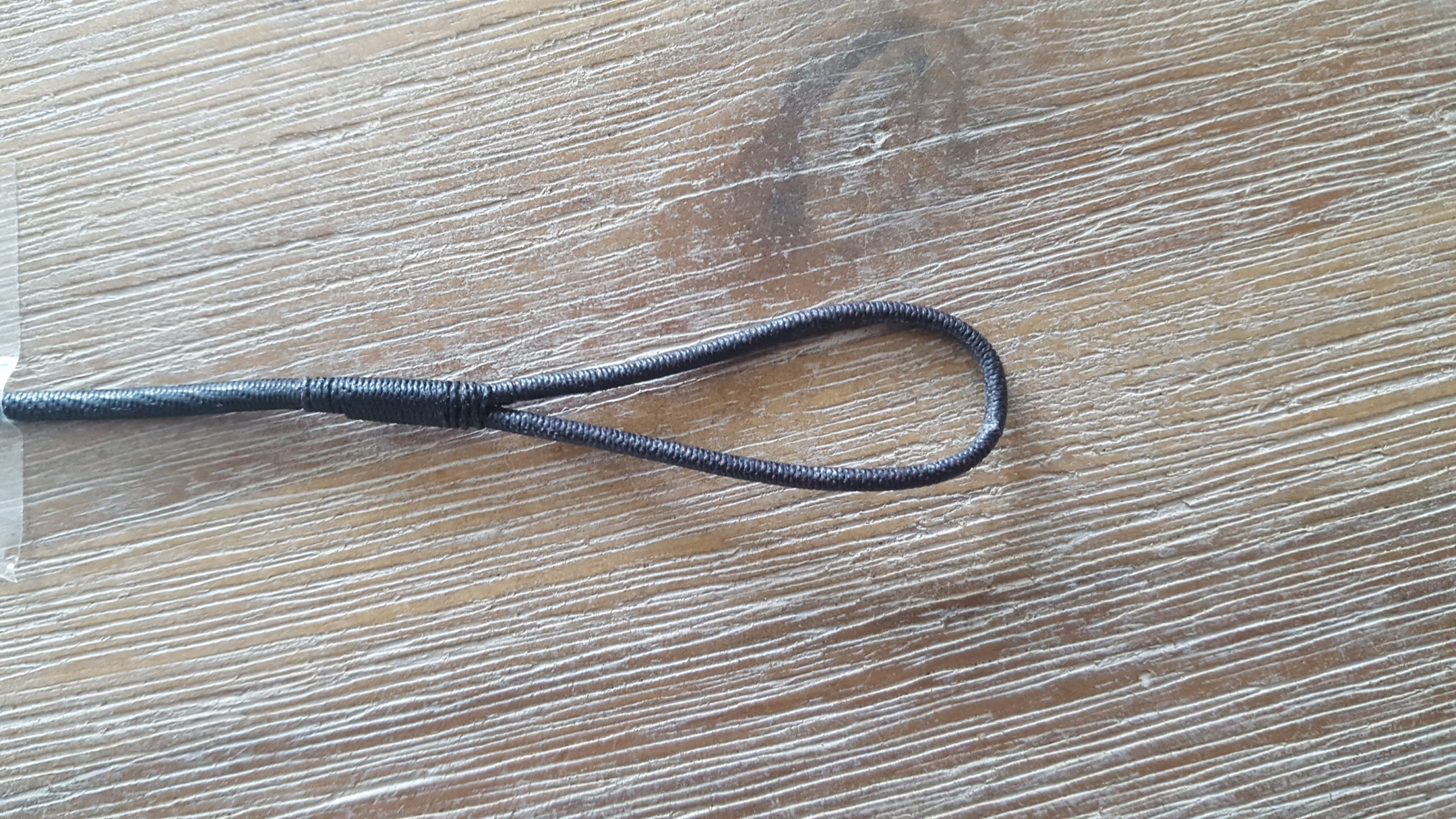 Why bowstrings have a big and a small loop - ImproveYourArchery.com